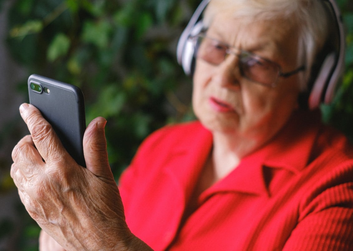 Le téléphone intelligent : un outil indispensable même aux plus de 25 ans