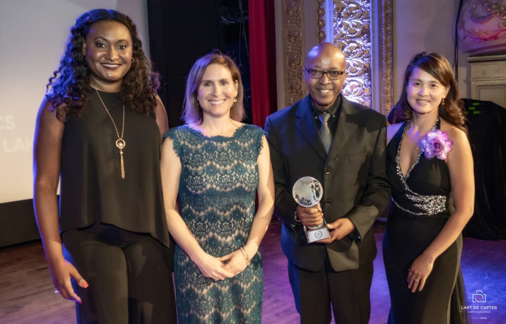 Tisser des liens avec son pays en guerre grâce à «l'art à impact social»