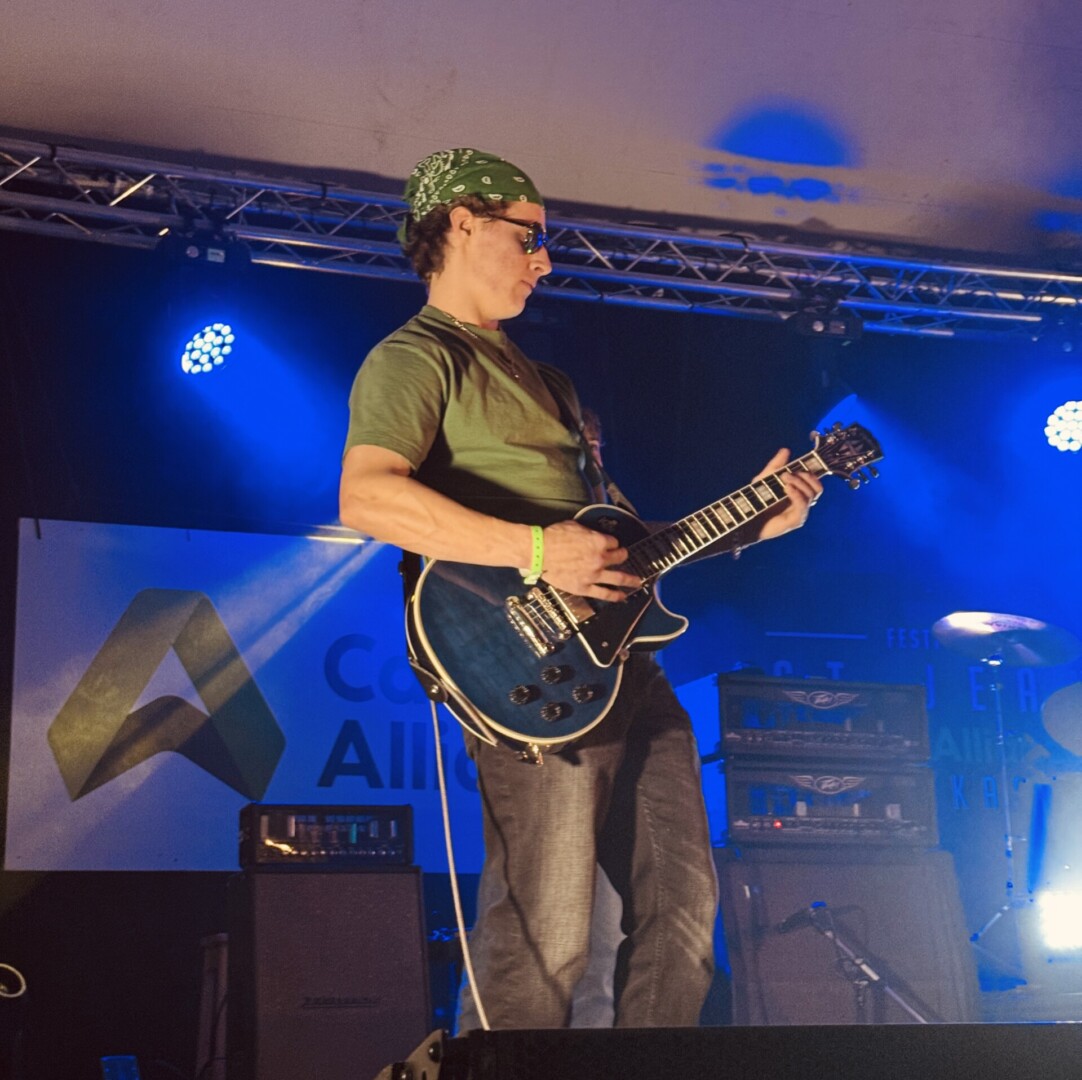 Danick Dubé : entre la guitare, la rondelle et le stéthoscope