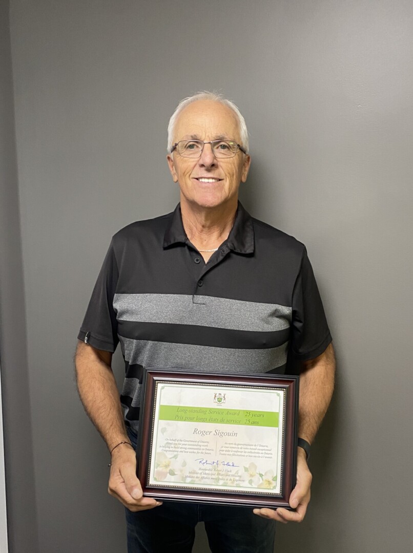 Le maire Roger Sigouin est honoré par un certificat de mérite
