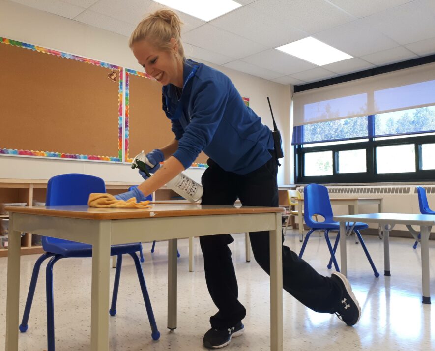 Julie Séguin : Concierge de jour à l’École publique Jeanne-Sauvé