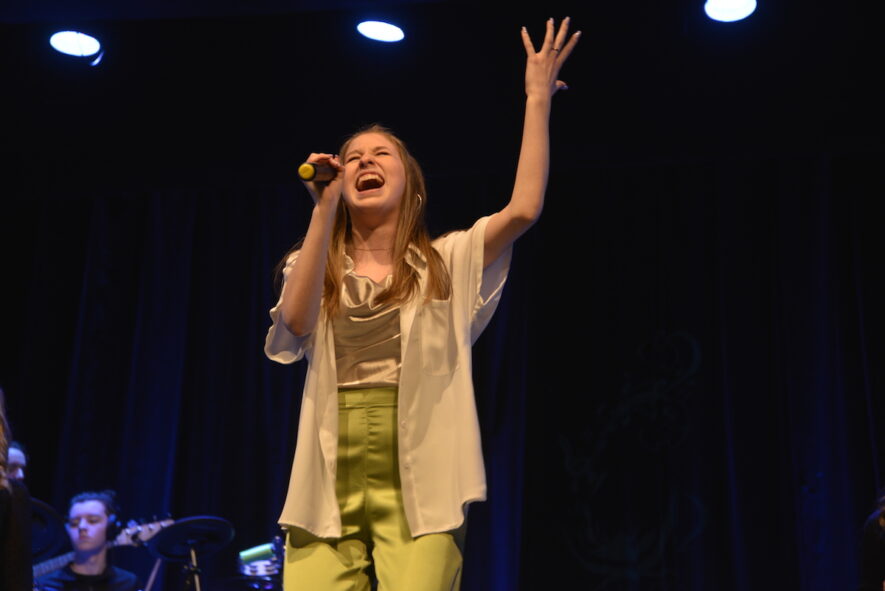 Une étudiante du Nord à un festival national de chant