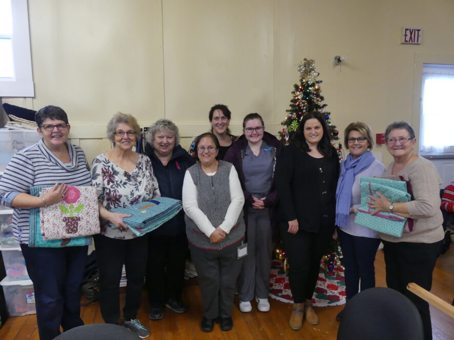 Les Patchwork Pals continuent leurs œuvres de charité durant la période ...